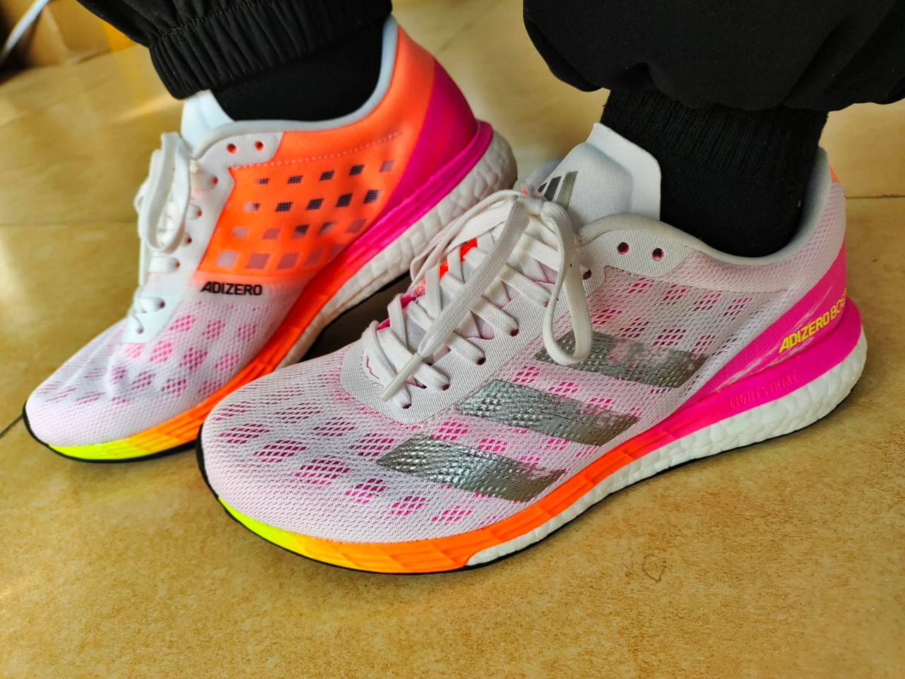 Лучшие белые кроссовки Adidas для бега в 2025 году