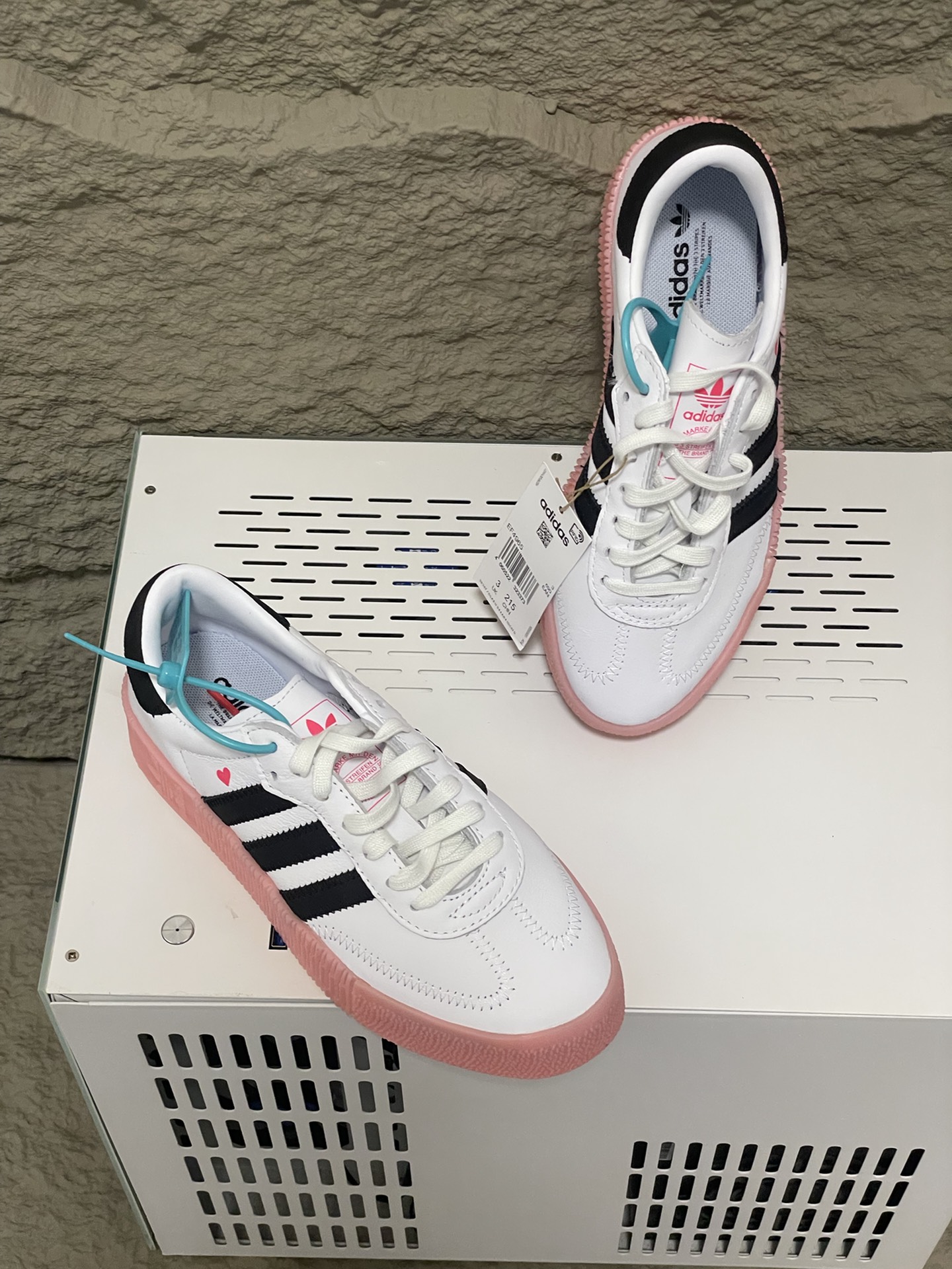 阿迪达斯网格空心鞋底,阿迪达斯鞋底中间镂空(第7页)_大山谷图库