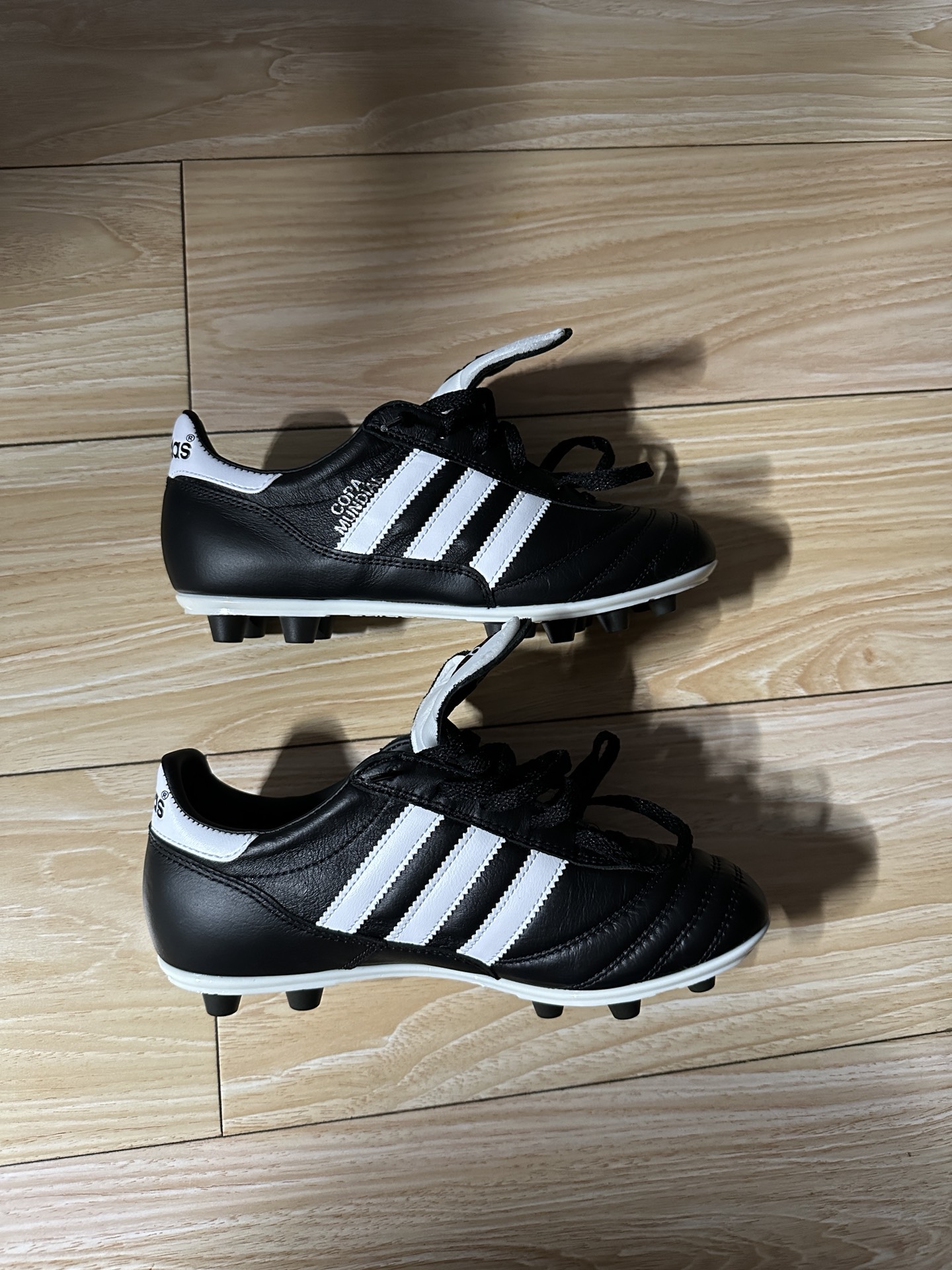 Лучшие футбольные бутсы Adidas для игры на твердом грунте в 2025 году