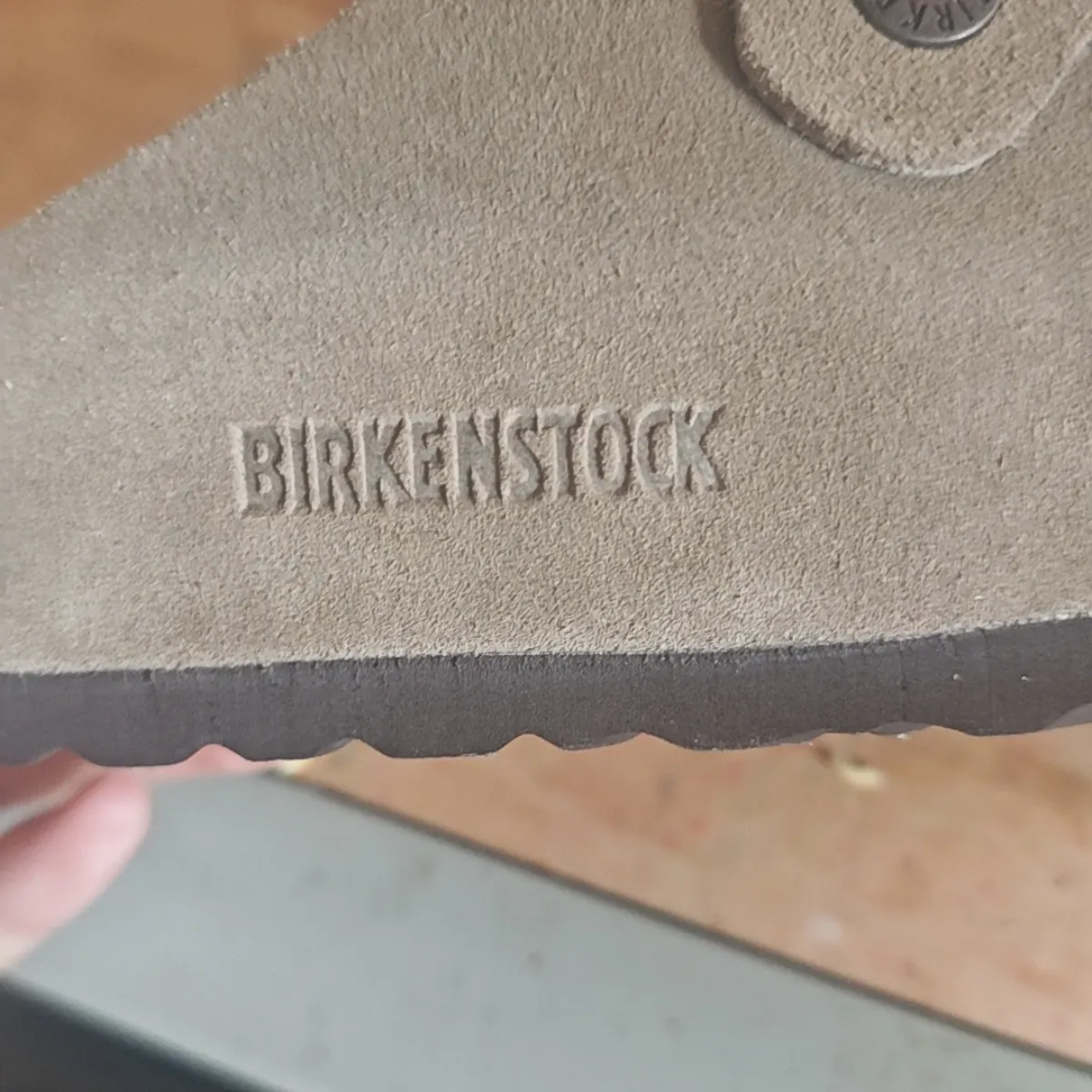 Birkenstock Bostons Suede Leather：How to Spot Fakes (2026) - POIZON
