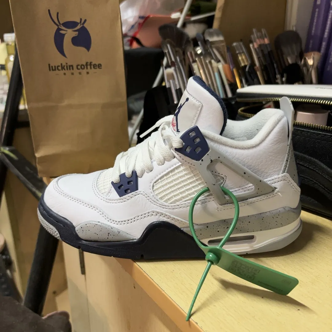 How to Spot Fake：Air Jordan 4s Blue and White Authenticity Check - POIZON